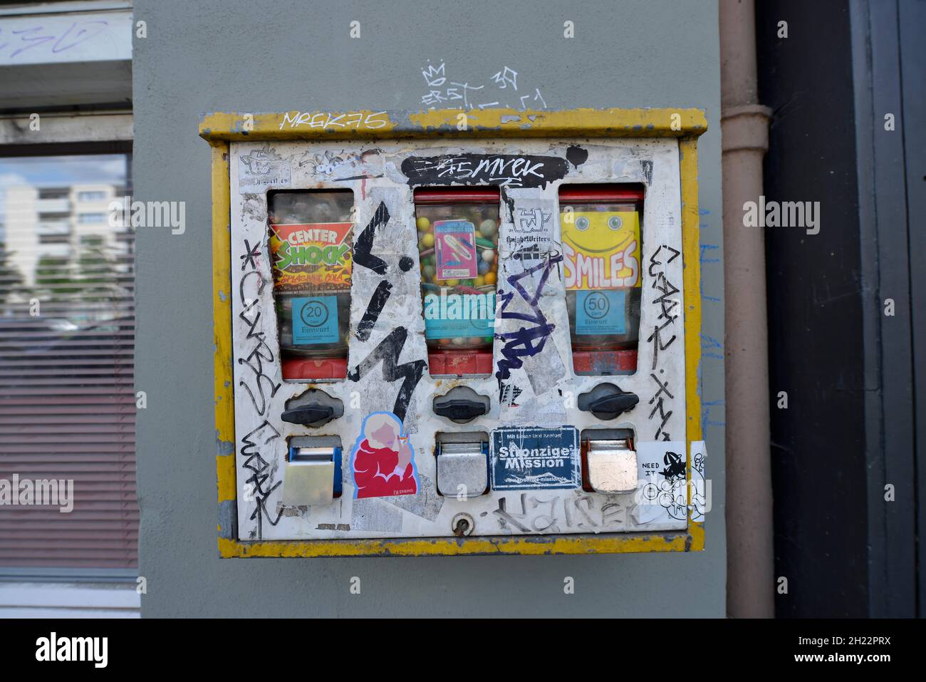 Graffiti, chewing gum machine, Yorckstrasse, Kreuzberg, Berlin, Germany ...