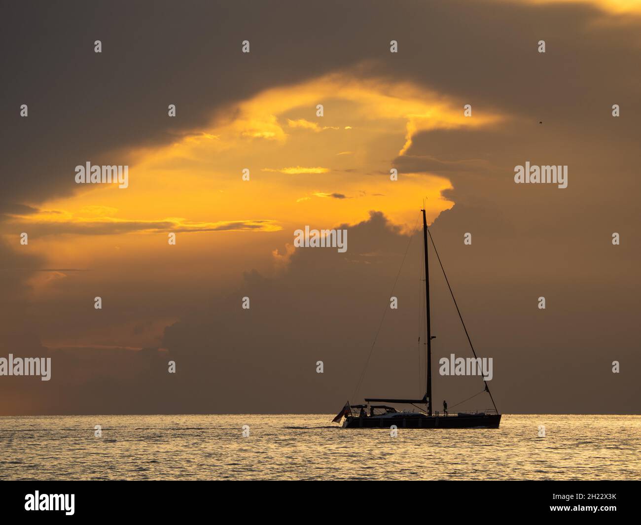 Sailing ship setting sails hi-res stock photography and images - Alamy