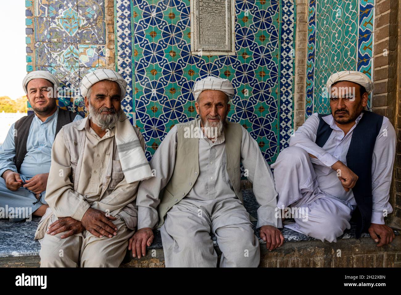 Friendly men, Blue Mosque, Mazar-E-Sharif, Afghanistan Stock Photo - Alamy