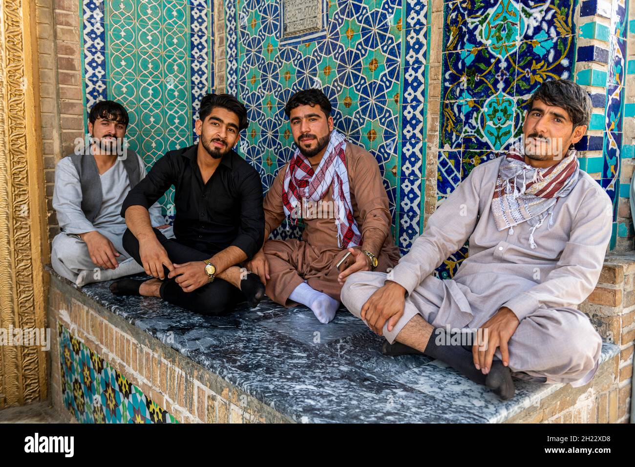 Friendly men, Blue Mosque, Mazar-E-Sharif, Afghanistan Stock Photo - Alamy