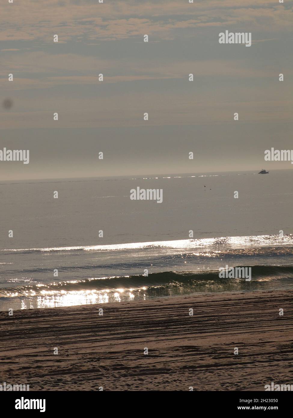 Small Breaking Waves High Resolution Stock Photography and Images - Alamy