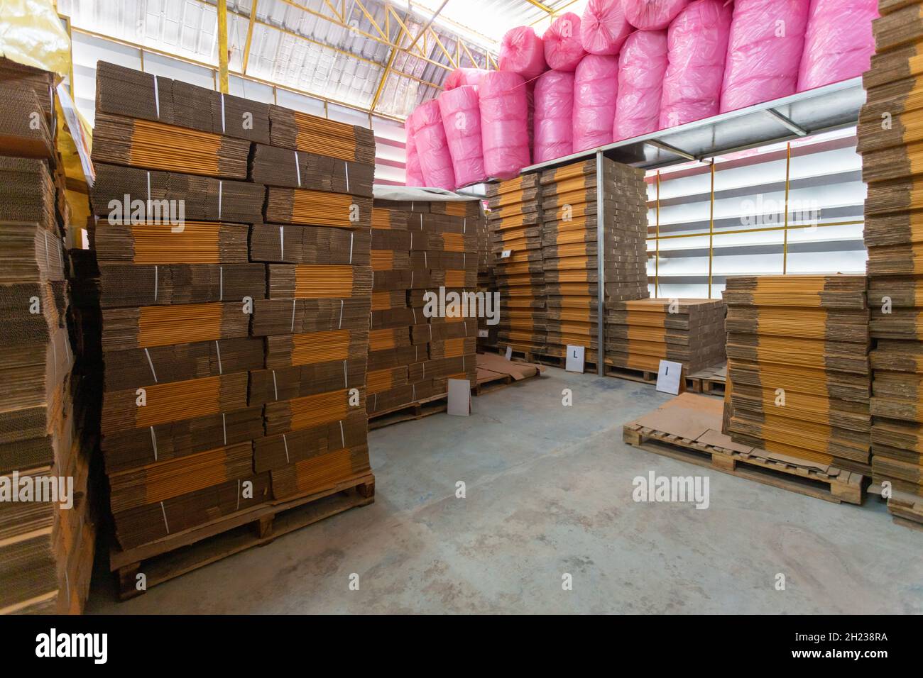 Stack boxes on pallet pallet hi-res stock photography and images - Alamy