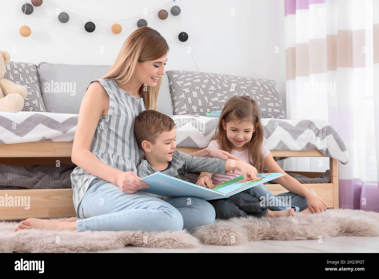 Babysitter reading kids hi-res stock photography and images - Alamy