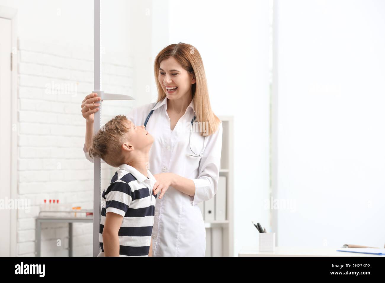 Doctor measuring little boy's height in hospital Stock Photo - Alamy