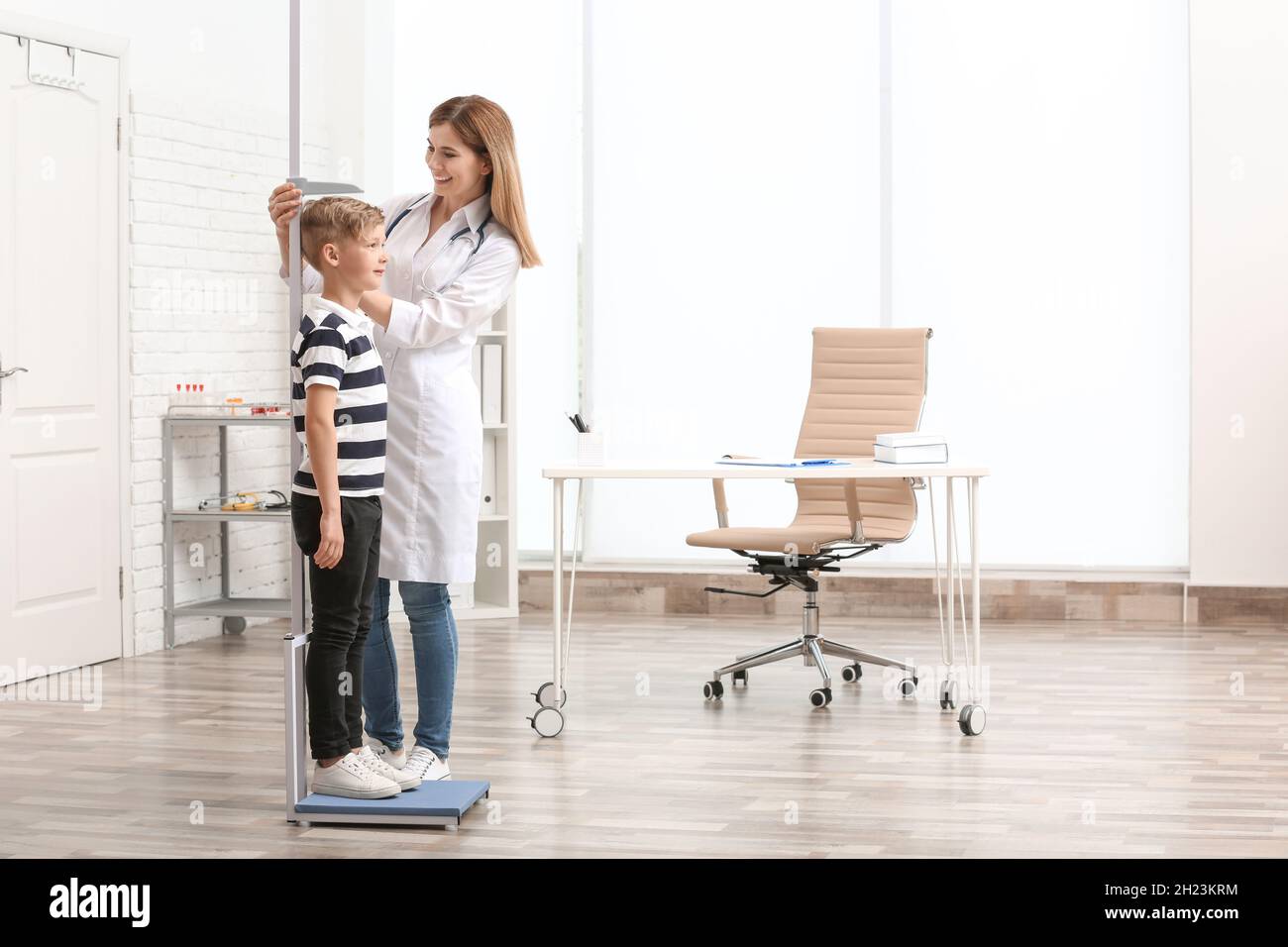 Doctor checking height child hi-res stock photography and images - Alamy