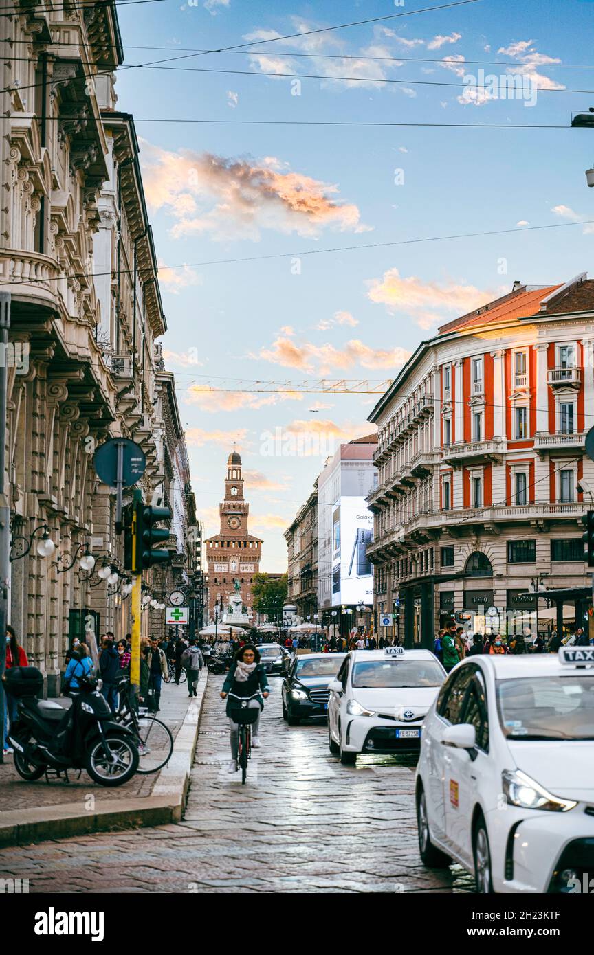 Busy street with shops and boutiques in Milan. Italy Stock Photo - Alamy