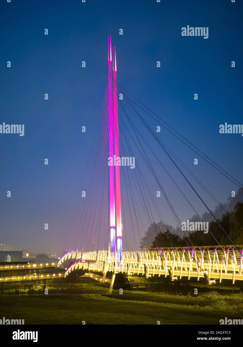 Reading pedestrian and cycle bridge hi-res stock photography and images ...