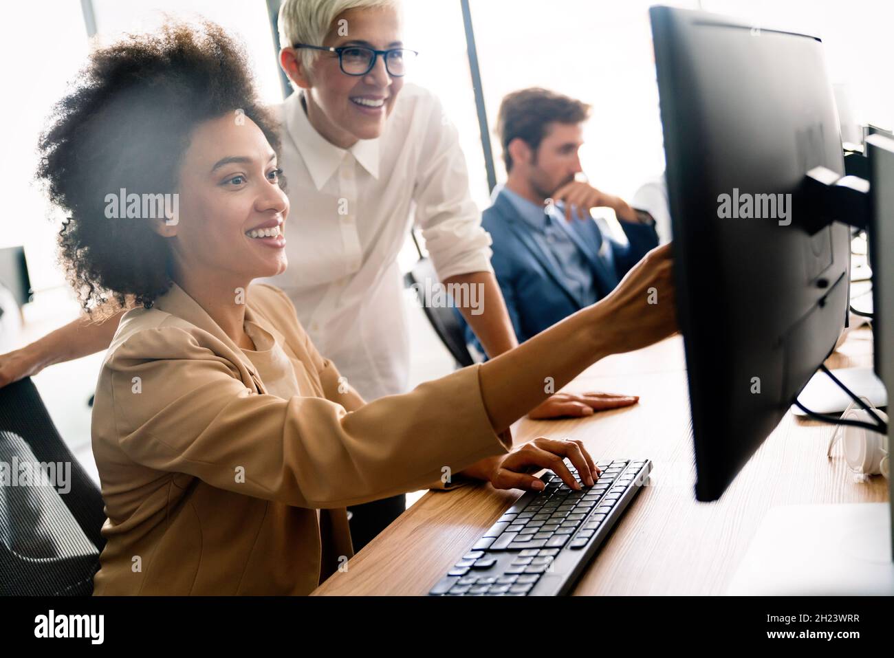 Woman programmer hi-res stock photography and images - Alamy