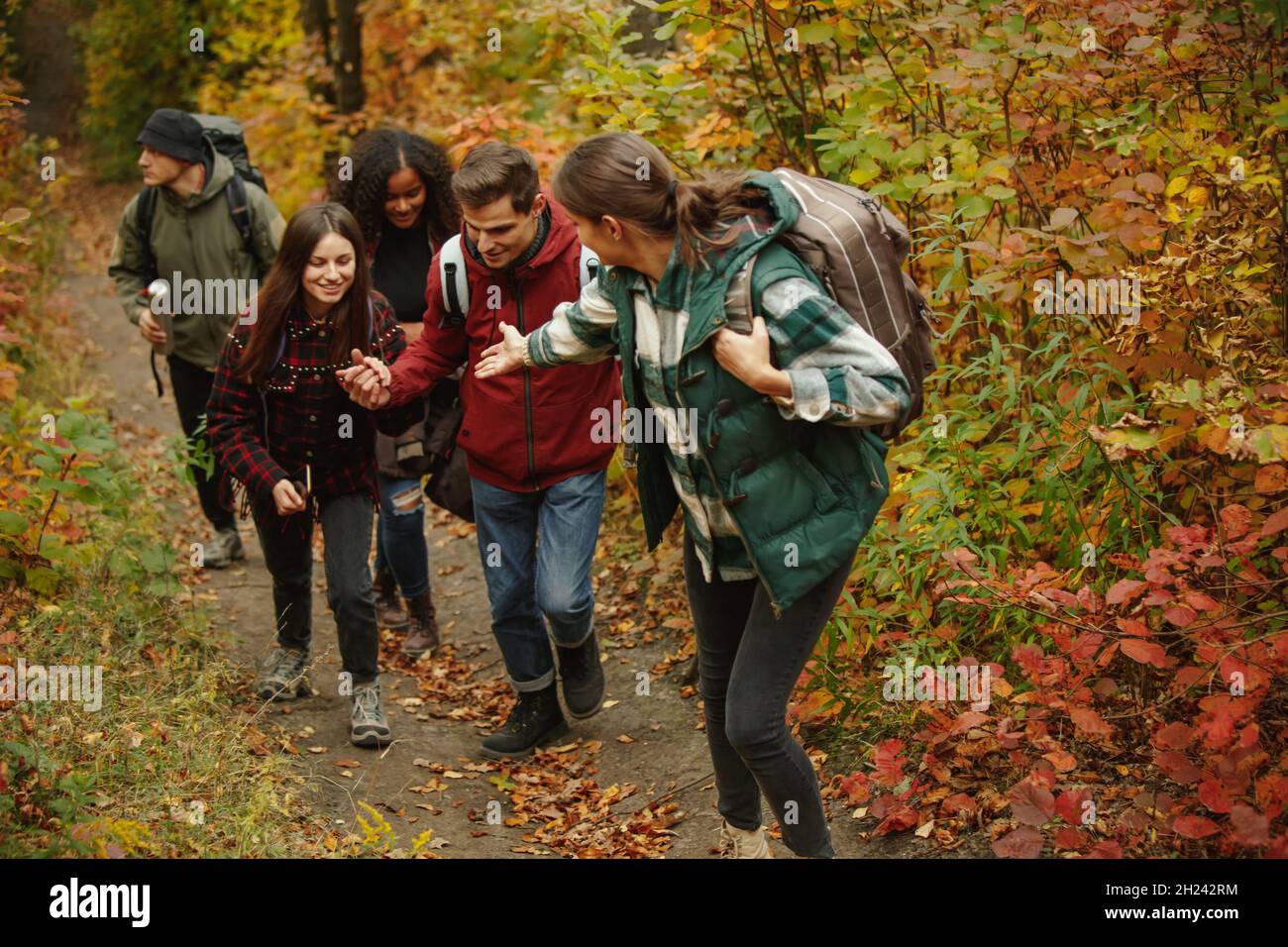 Group people doing hiking hi-res stock photography and images - Alamy