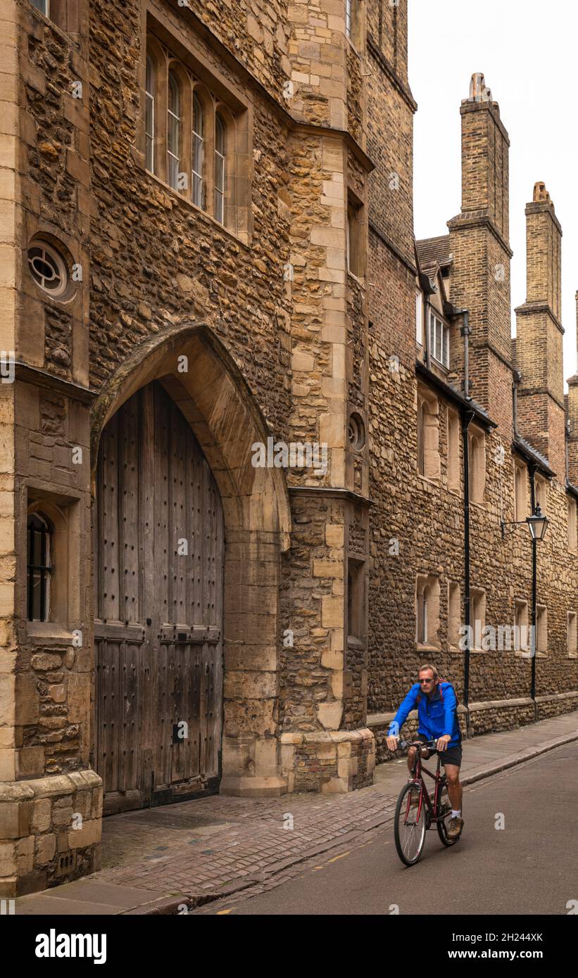 UK, England, Cambridgeshire, Cambridge, Trinity Lane, cyclist passing ...