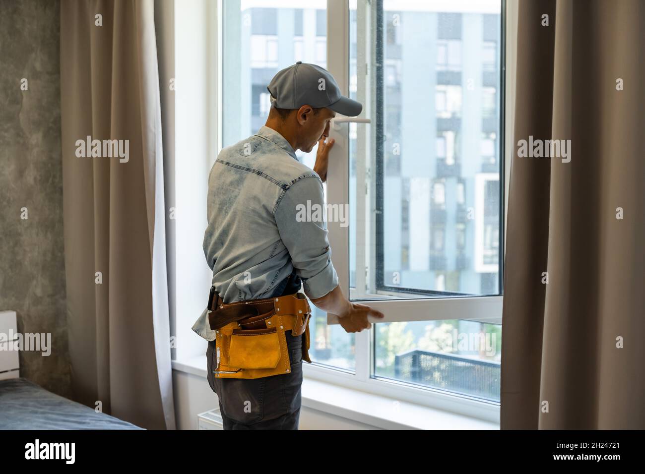 Construction Worker Installing New Windows In House Stock Photo - Alamy