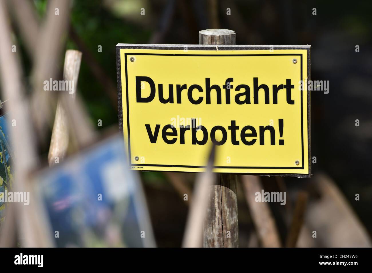 Schild "Durchfahrt verboten" - Sign "passage banned Stock Photo - Alamy