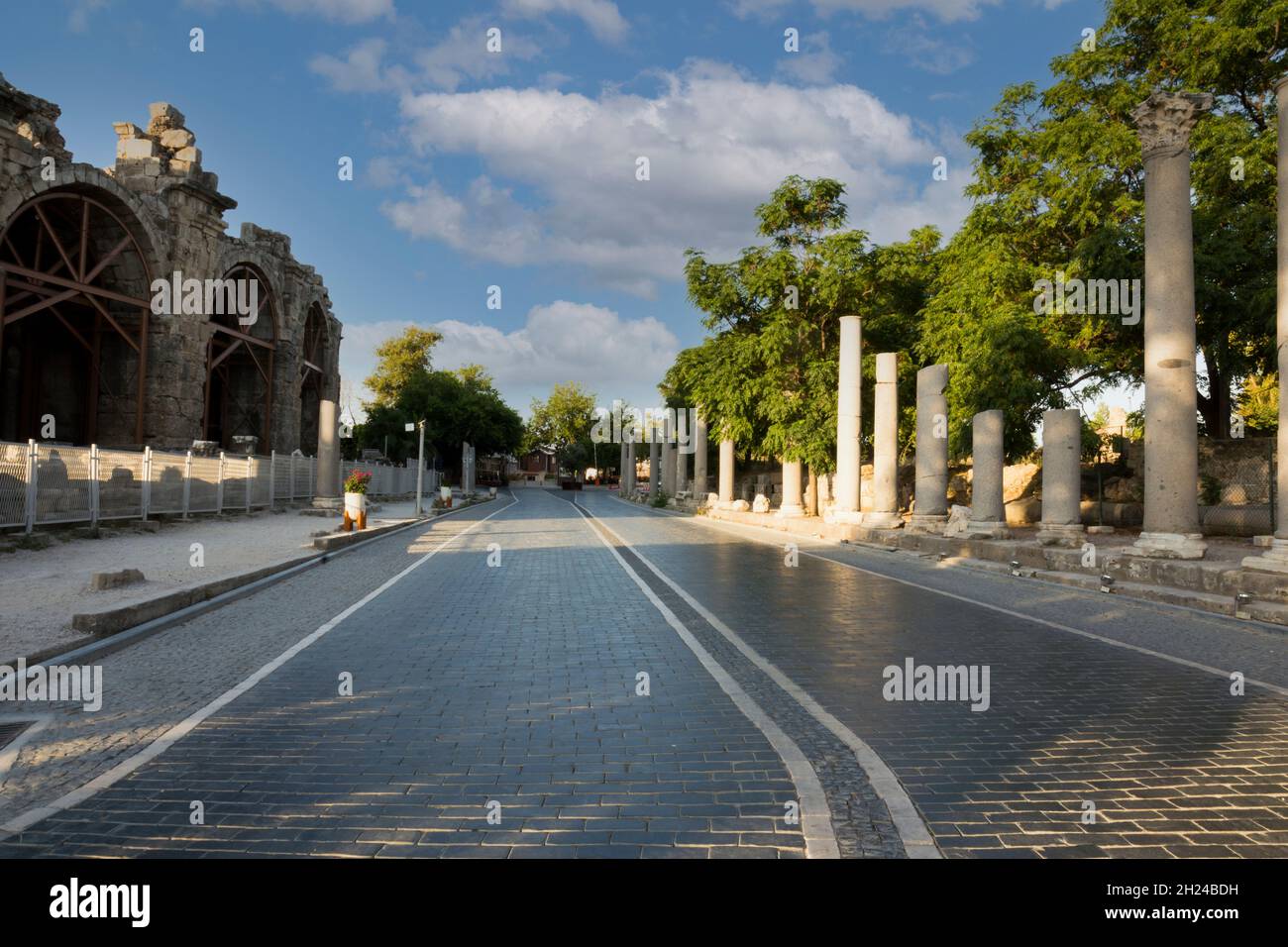 Empty road side view hi-res stock photography and images - Alamy