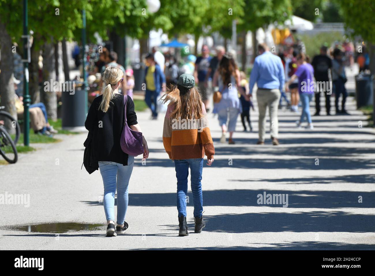 Viele menschen auf der hi-res stock photography and images - Alamy