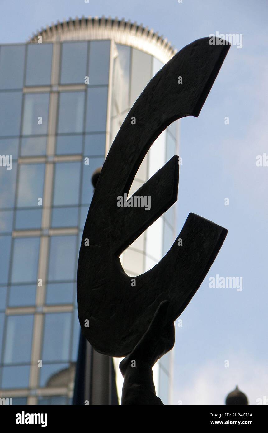 Statue mit euro symbol hi-res stock photography and images - Alamy