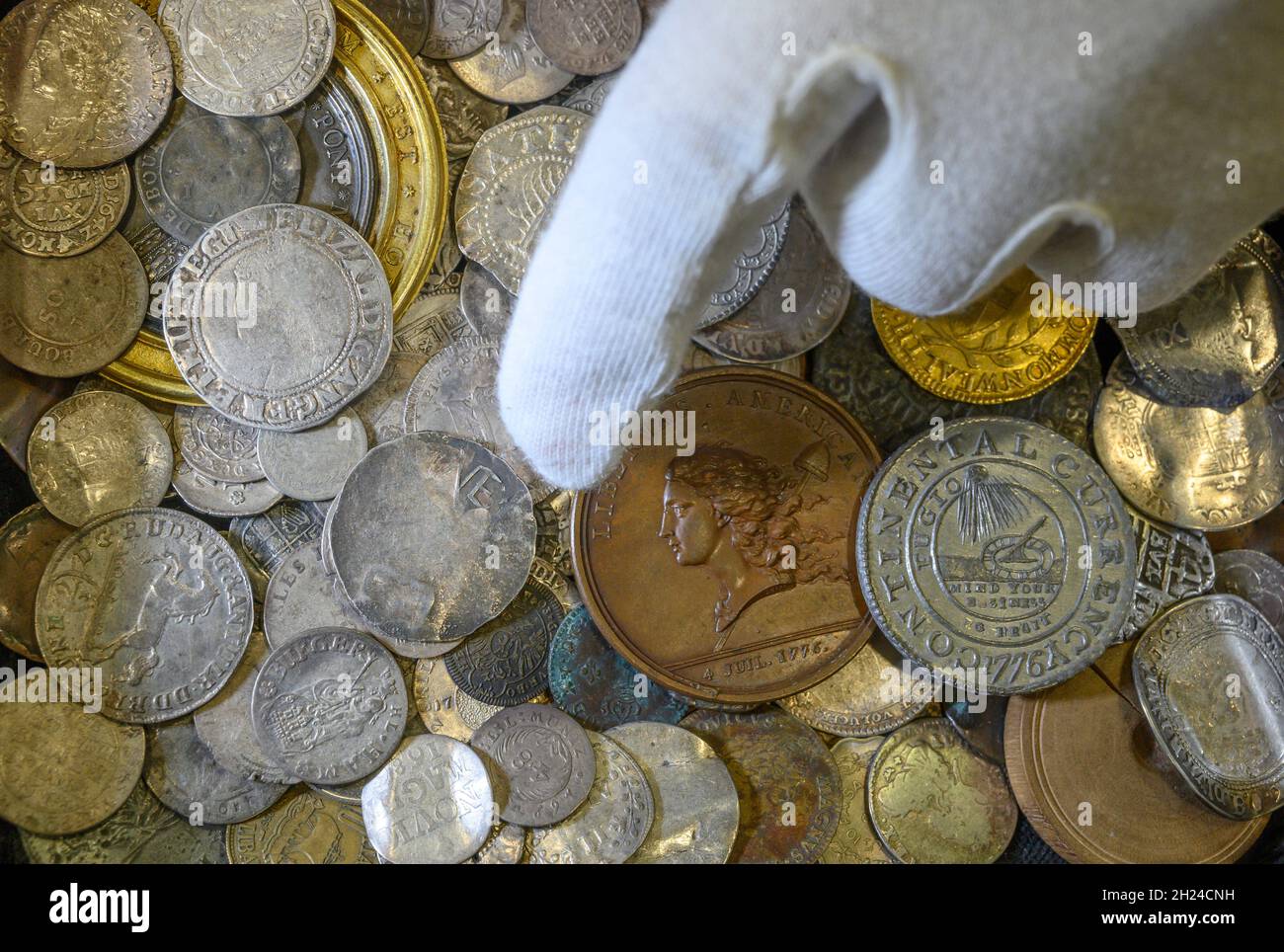1652 new england shilling hi-res stock photography and images - Alamy