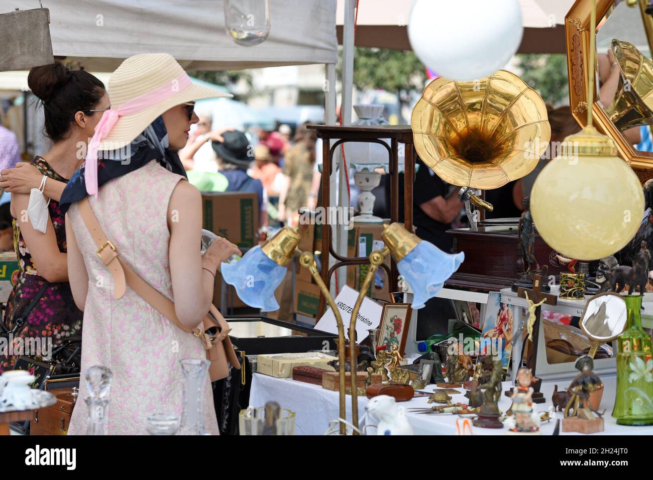 Großer Flohmarkt jeden Samstag beim Naschmarkt in Wien, Österreich ...