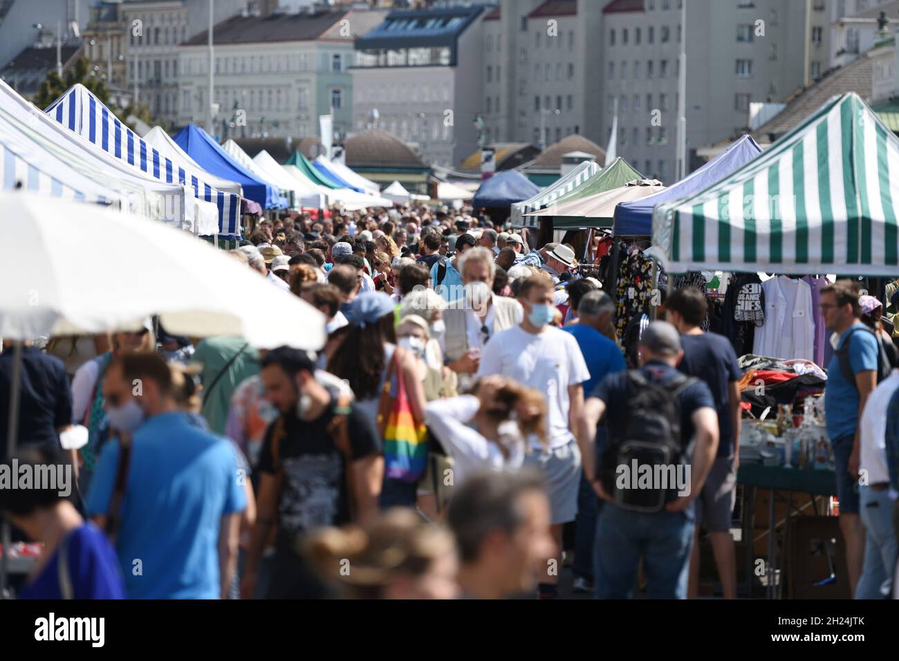 Großer Flohmarkt jeden Samstag beim Naschmarkt in Wien, Österreich ...