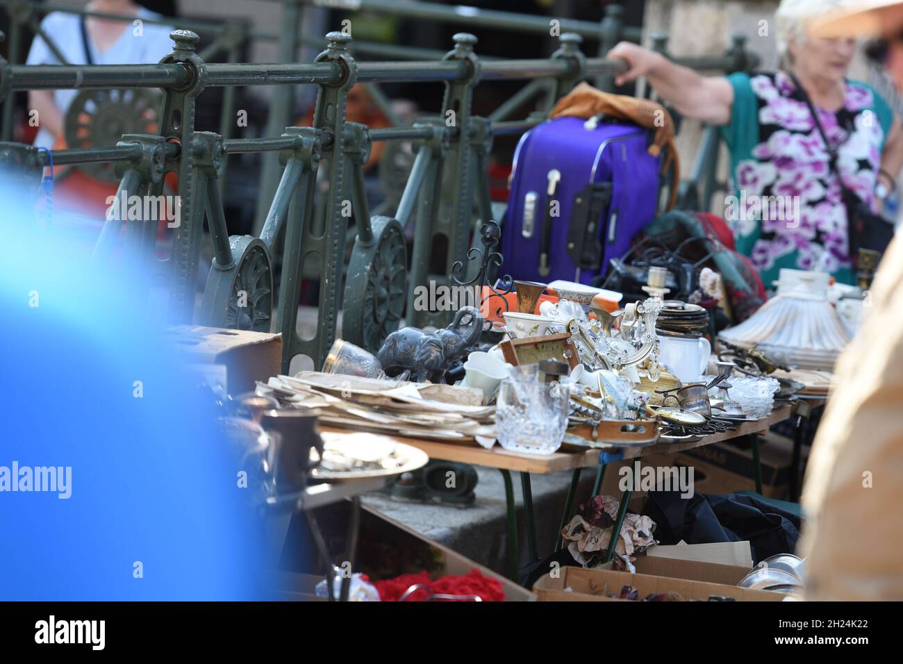 Großer Flohmarkt jeden Samstag beim Naschmarkt in Wien, Österreich ...