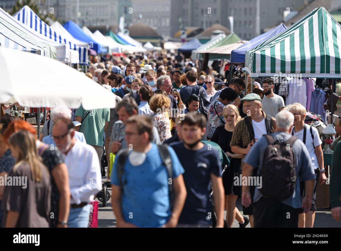 Flohmarkt naschmarkt in vienna hi-res stock photography and images - Alamy