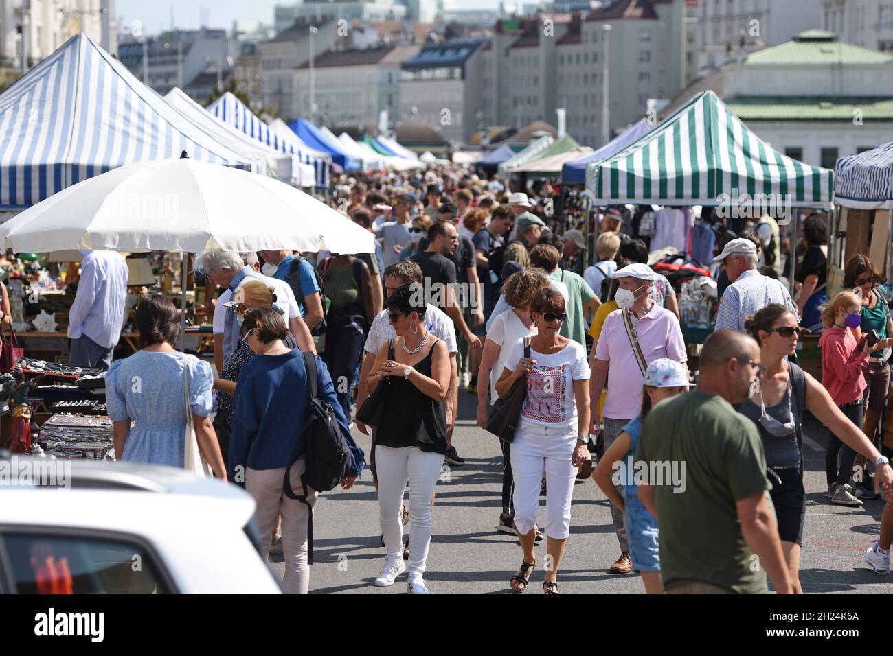 Großer Flohmarkt jeden Samstag beim Naschmarkt in Wien, Österreich ...