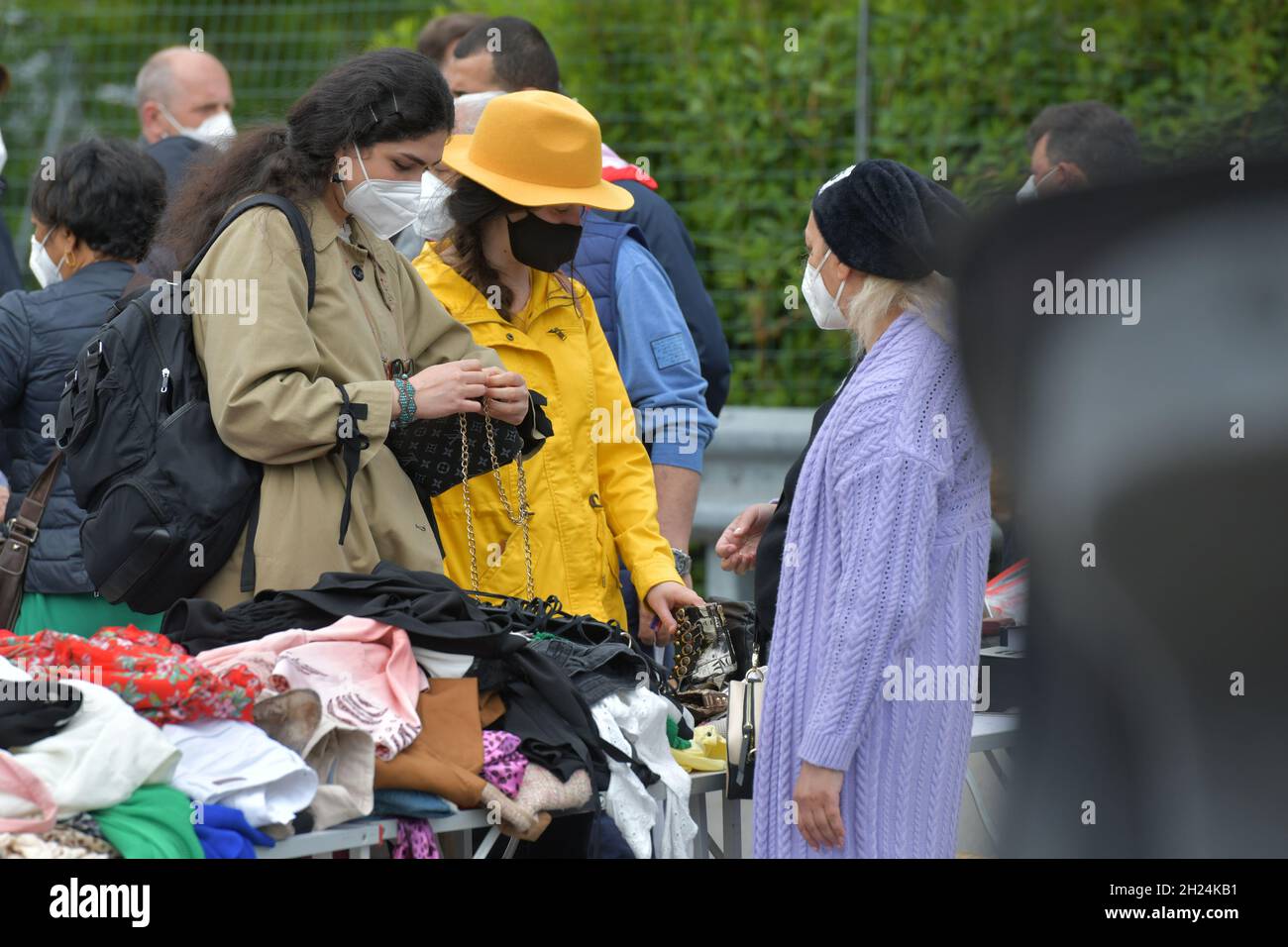Großer wöchentlicher Flohmarkt auf dem Wienerberg in Wien, Österreich ...