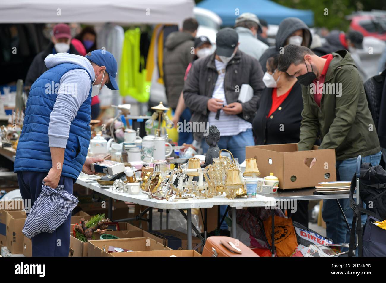 Großer wöchentlicher Flohmarkt auf dem Wienerberg in Wien, Österreich ...