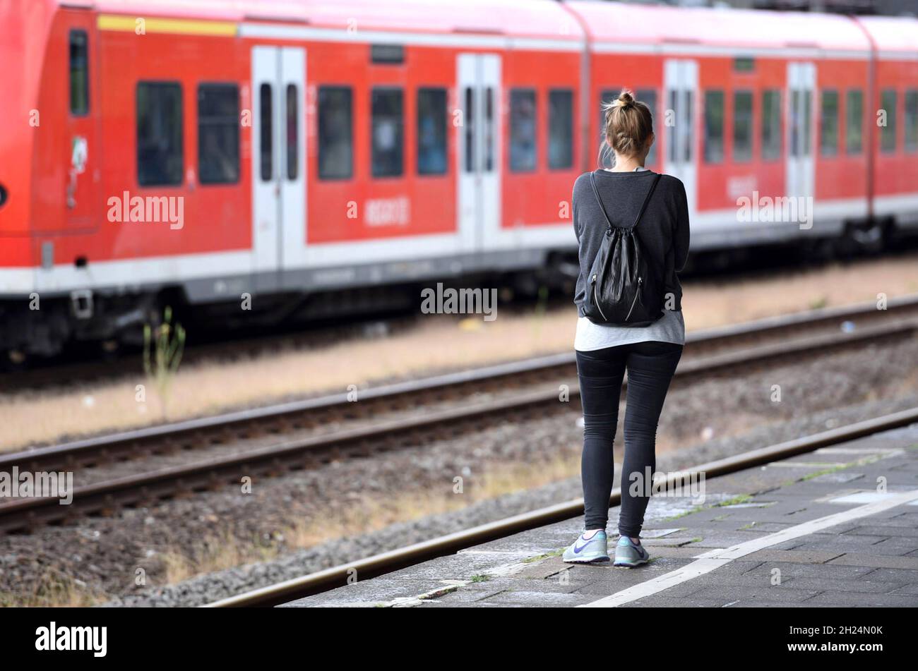Frau am bahnsteig hi-res stock photography and images - Alamy