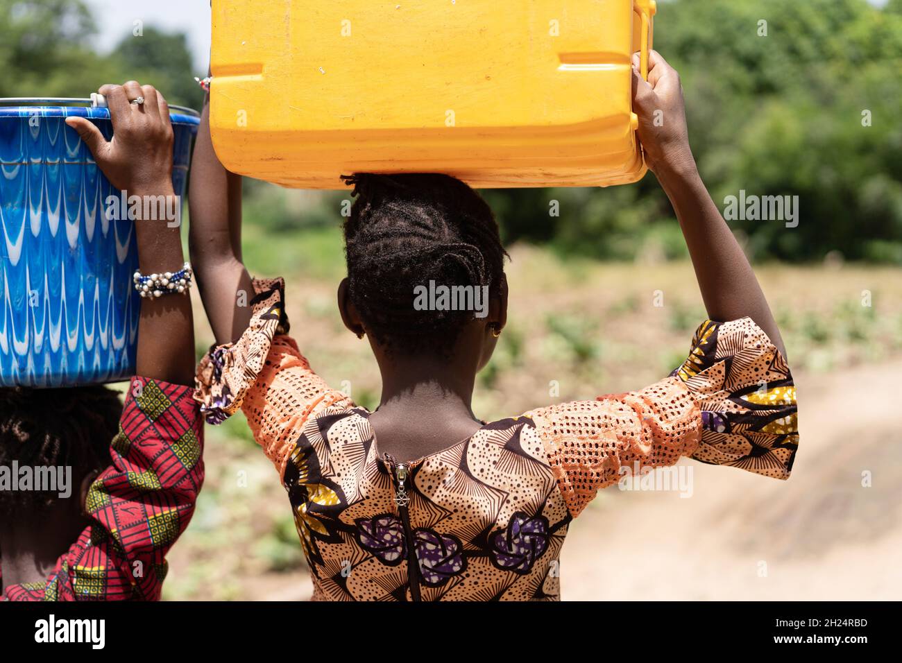Girls carrying drinking water hi-res stock photography and images - Alamy