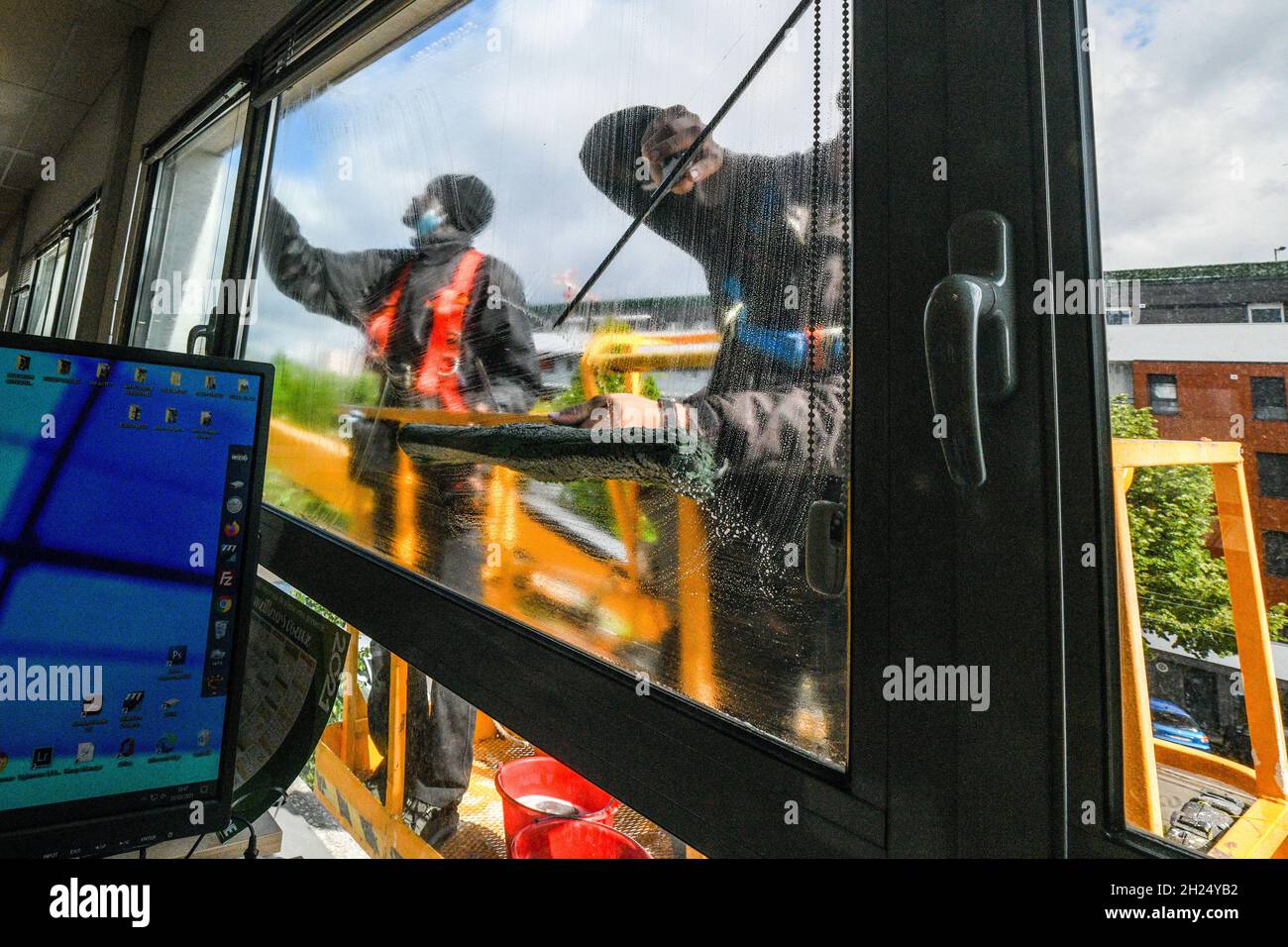 Window cleaners on a cradle Stock Photo - Alamy