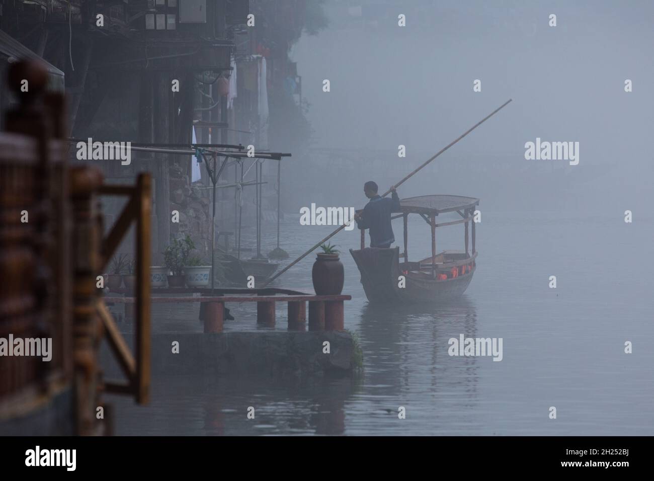 Chinese boatman hi-res stock photography and images - Alamy