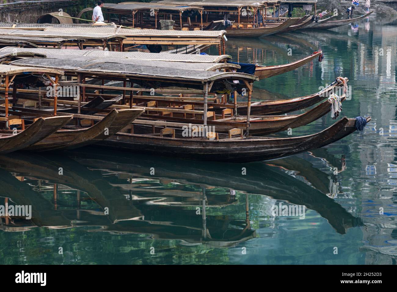 Chinese boatman hi-res stock photography and images - Alamy