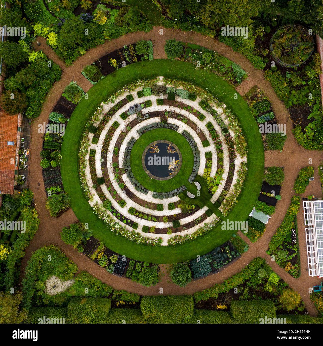 Garden circular maze hi-res stock photography and images - Alamy