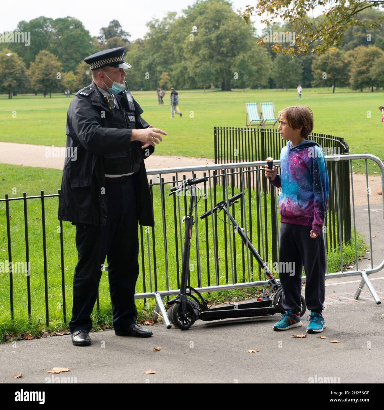 Policeman talking to young boy hi-res stock photography and images - Alamy