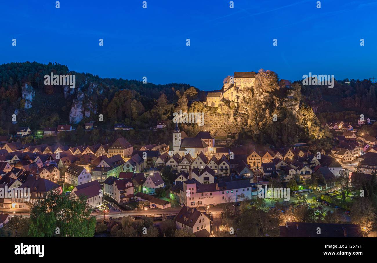 Castle Pottenstein in Bavaria at night Stock Photo - Alamy