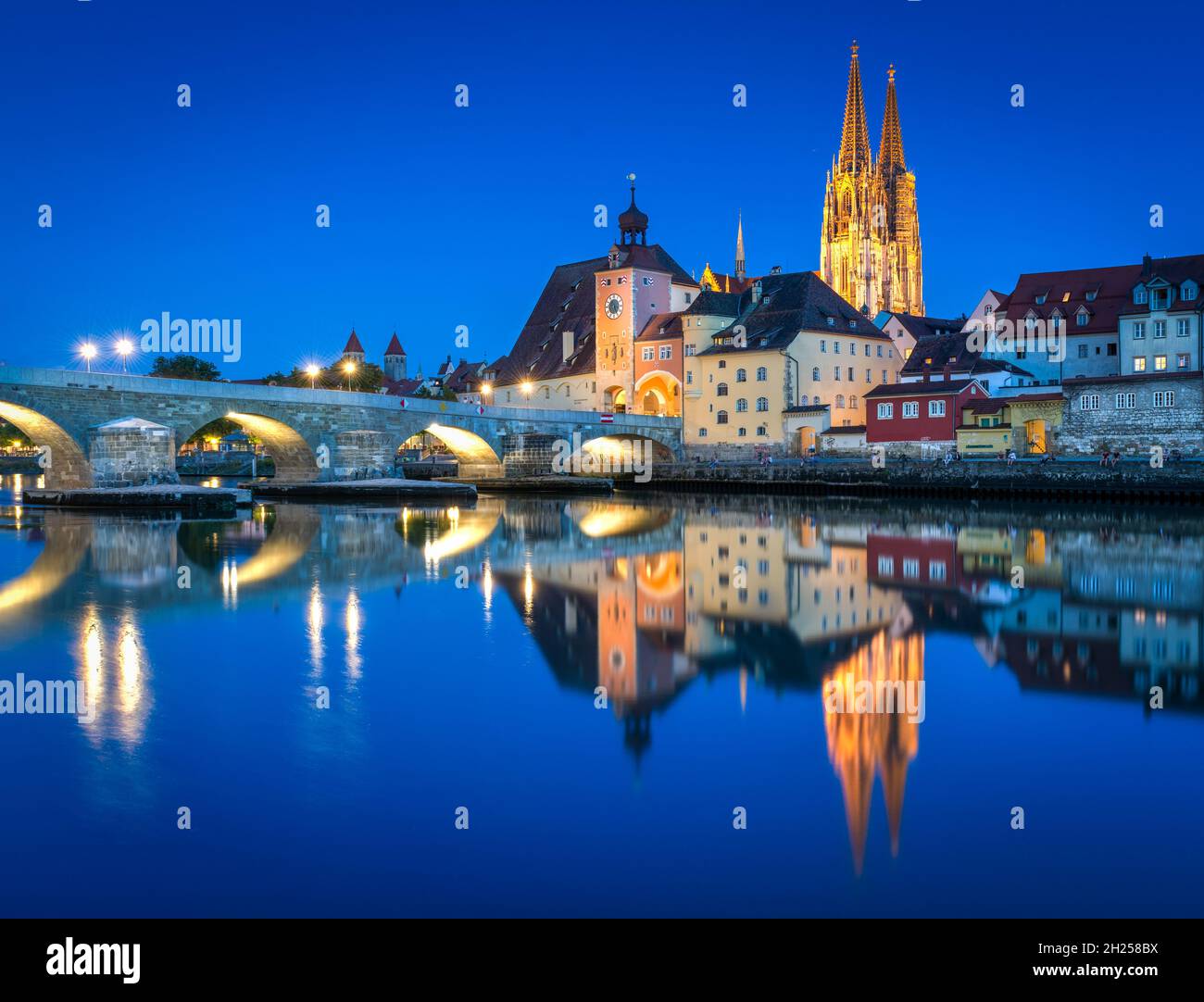 Historical Stone Bridge and Bridge tower in Regensburg at night Stock ...