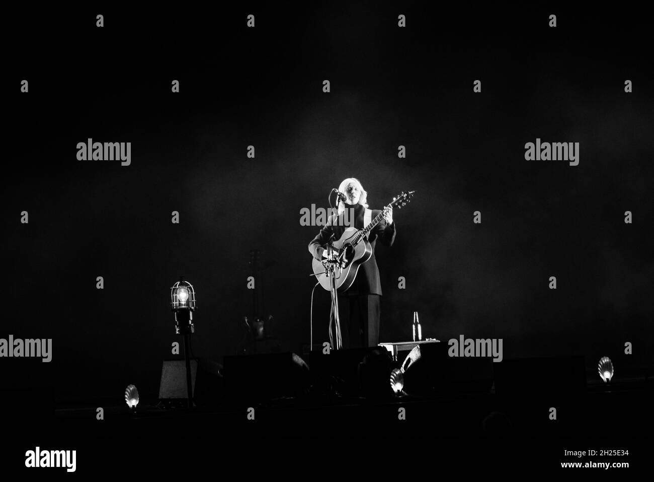 Laura Marlling English singer song writer folk singer, Playing a ...