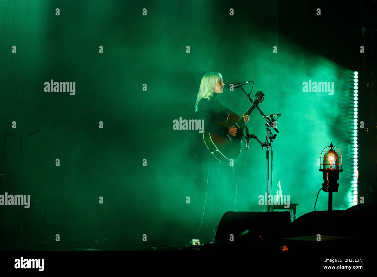 Laura Marlling English singer song writer folk singer, Playing a ...