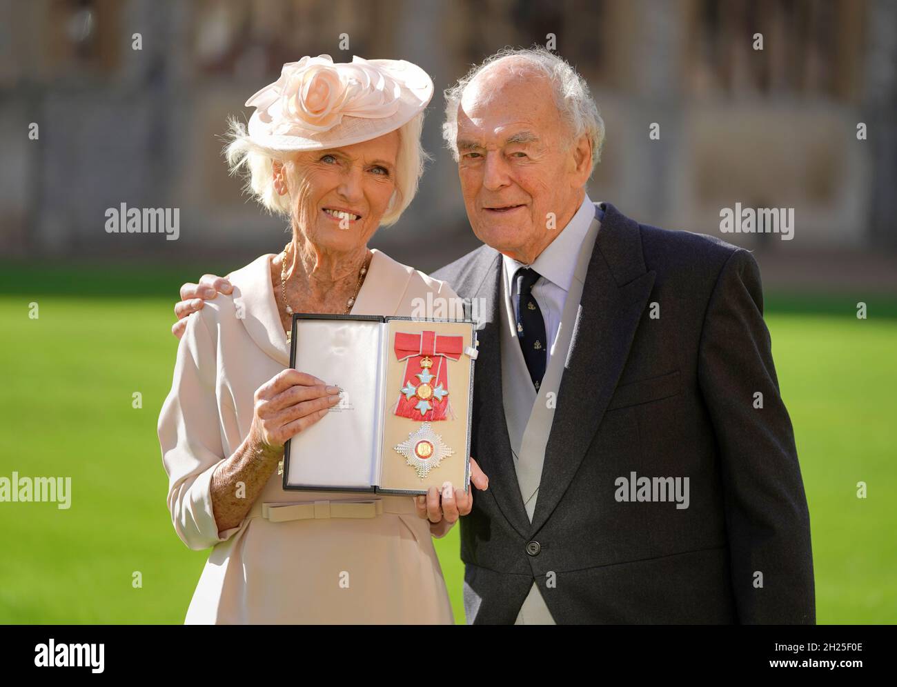 Mary berry husband 2021 hi-res stock photography and images - Alamy
