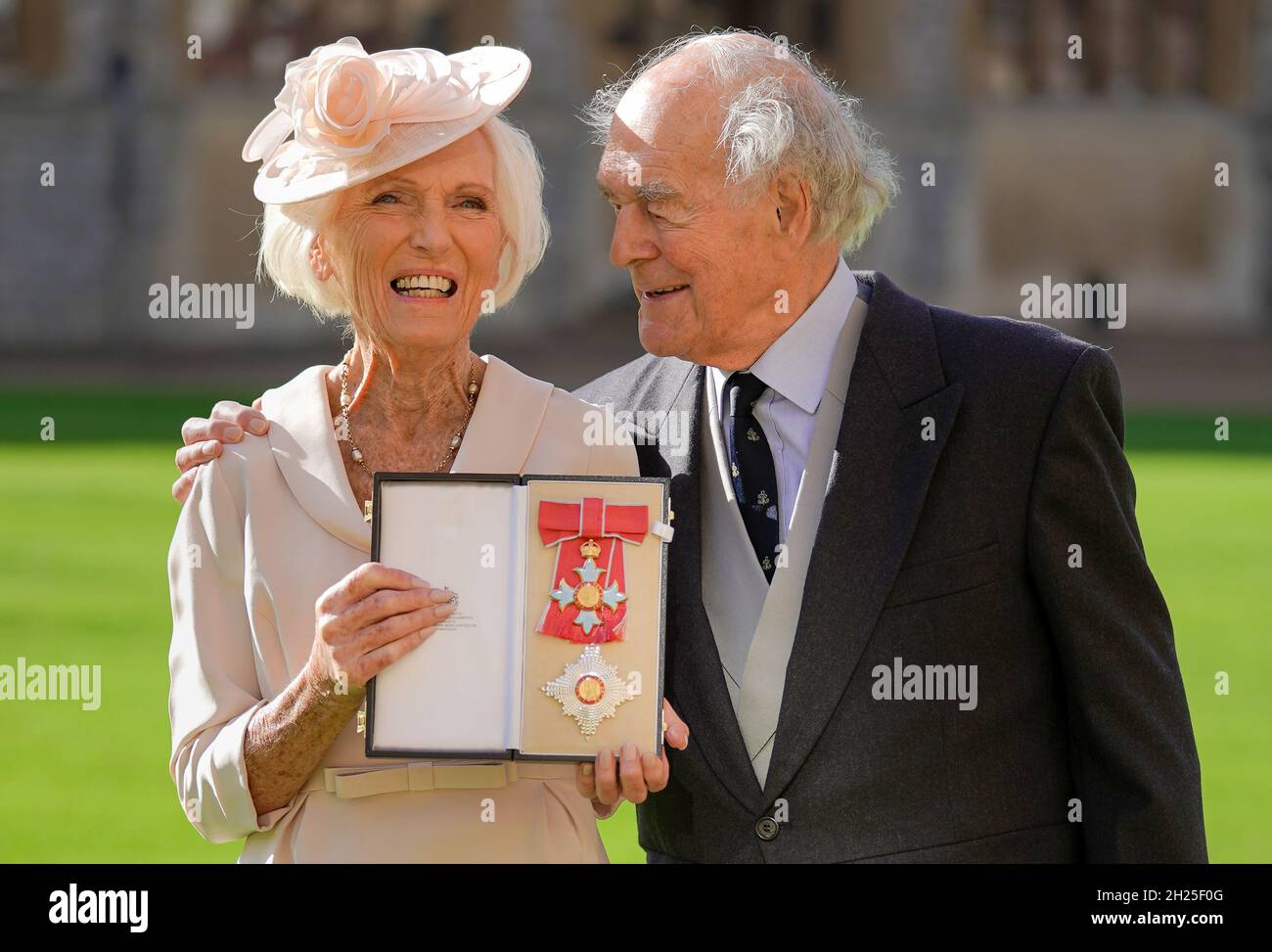 Mary berry husband 2021 hi-res stock photography and images - Alamy