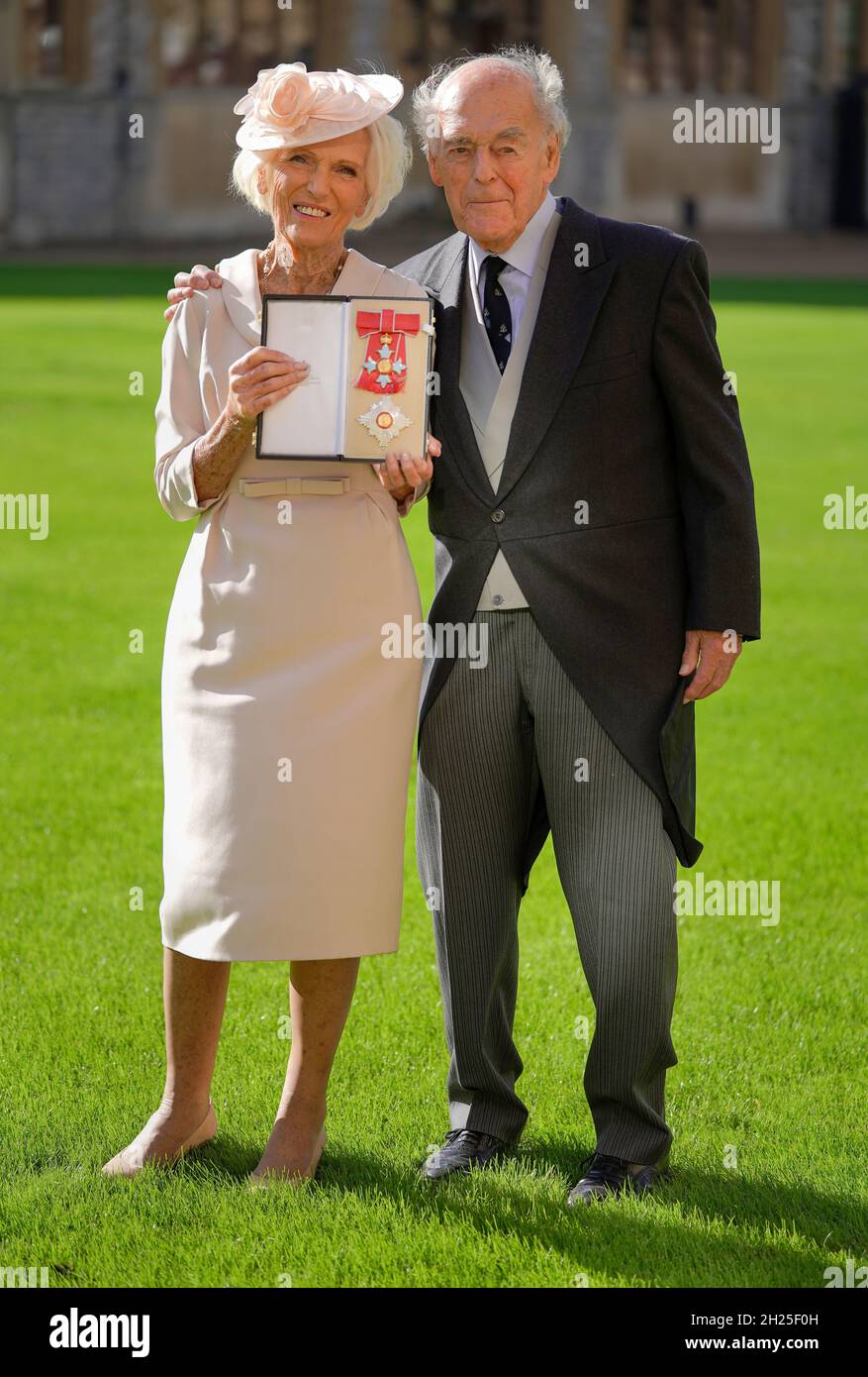 Mary berry husband 2021 hi-res stock photography and images - Alamy