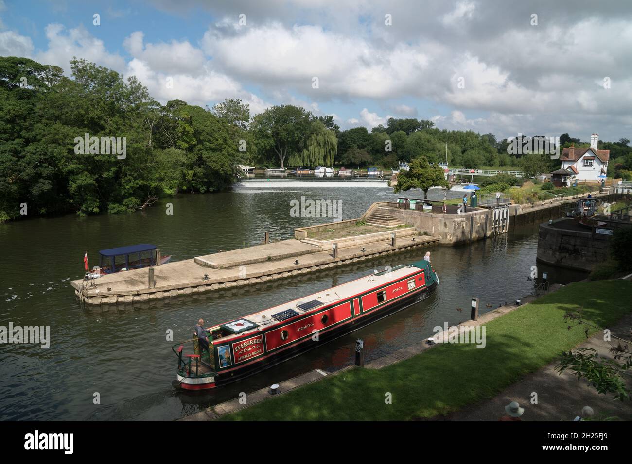 Narrowboat entering Goring Lock, Goring-on-Thames, Oxfordshire, England ...