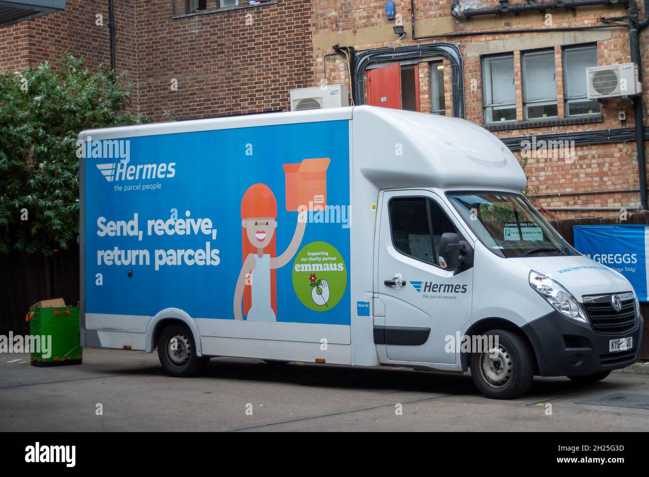 Hermes delivery van hi-res stock photography and images - Alamy
