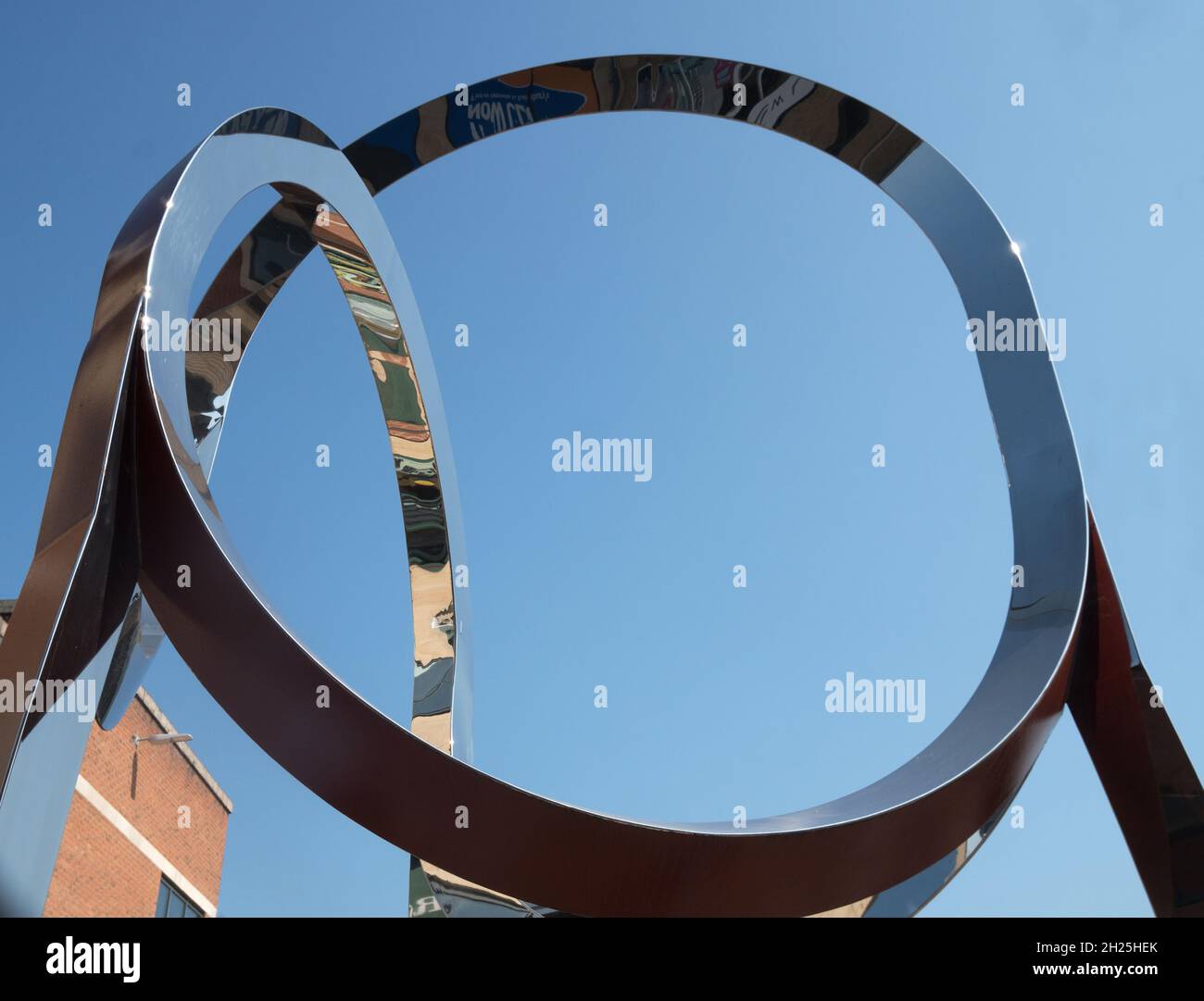'The Swirl' metal sculpture, Orchard Shopping Centre, Didcot ...