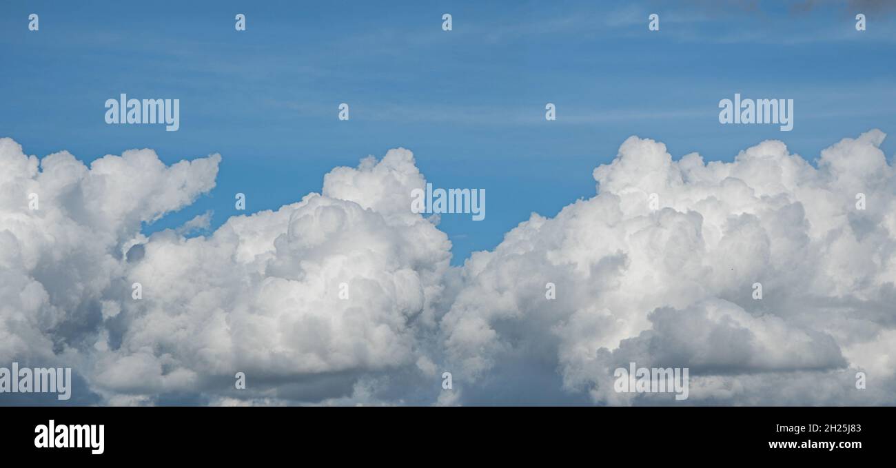 White woolly clouds hi-res stock photography and images - Alamy