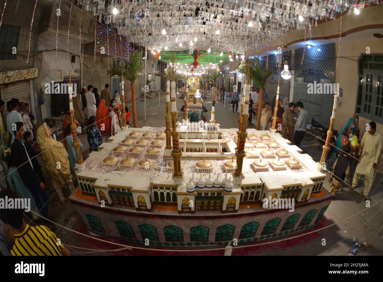 Lahore, Pakistan. 19th Oct, 2021. A large numbers of Pakistani walk ...