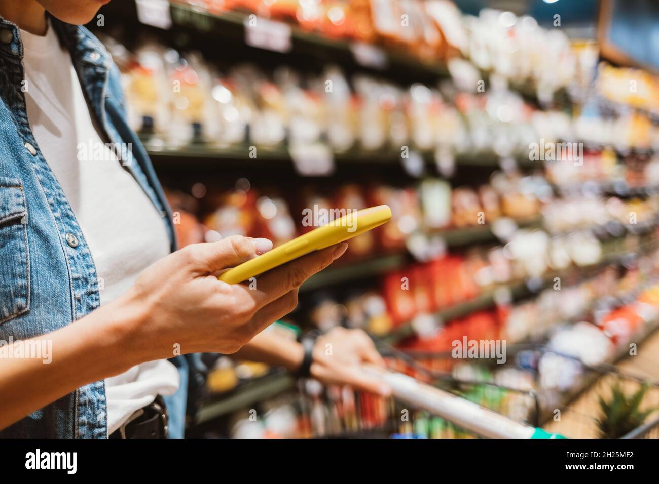Mobile grocery shopping hi-res stock photography and images - Alamy