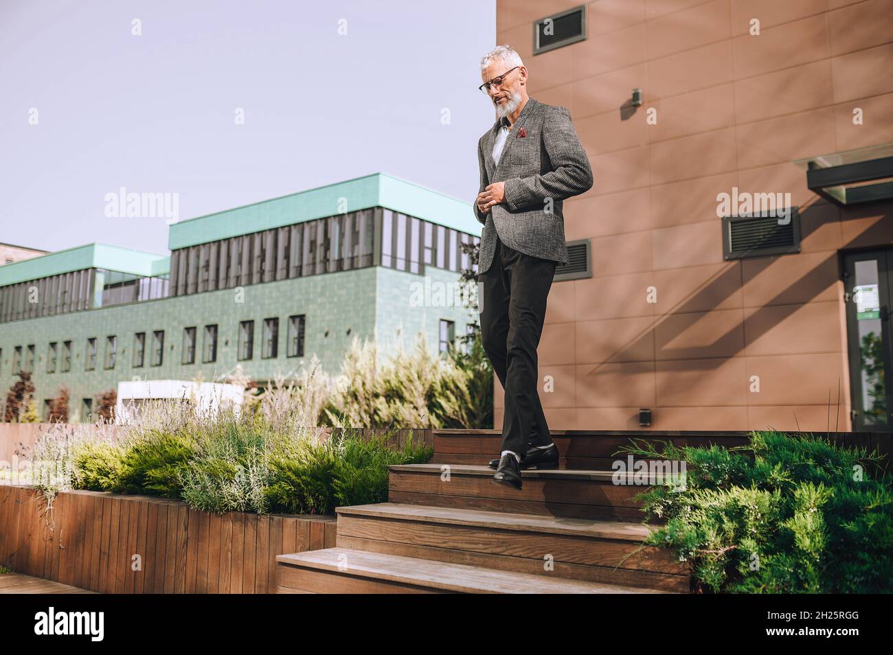 Descending steps stairs staircase hi-res stock photography and images ...