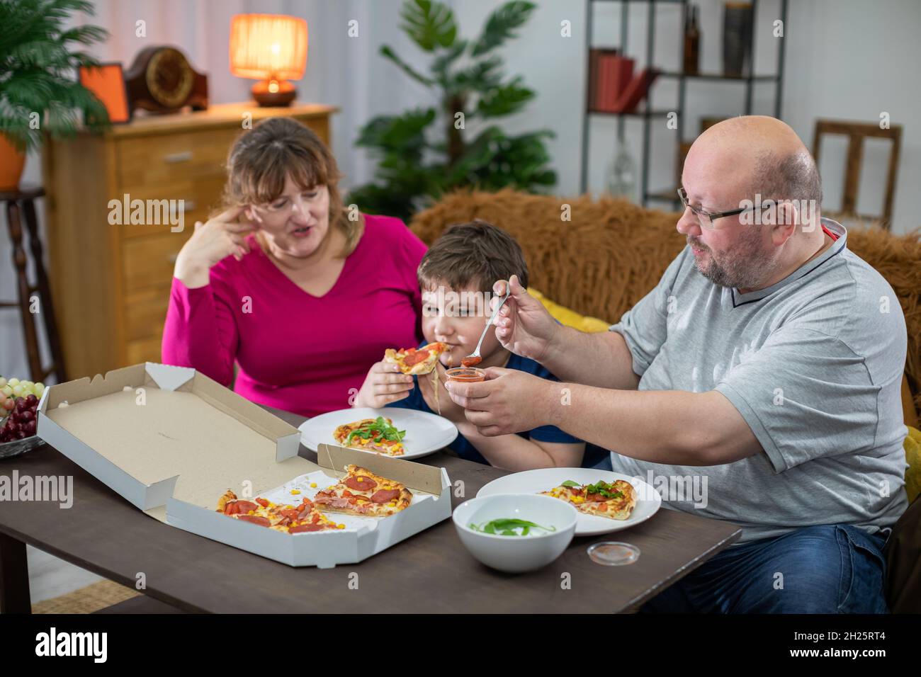 Man last slice pizza hi-res stock photography and images - Alamy