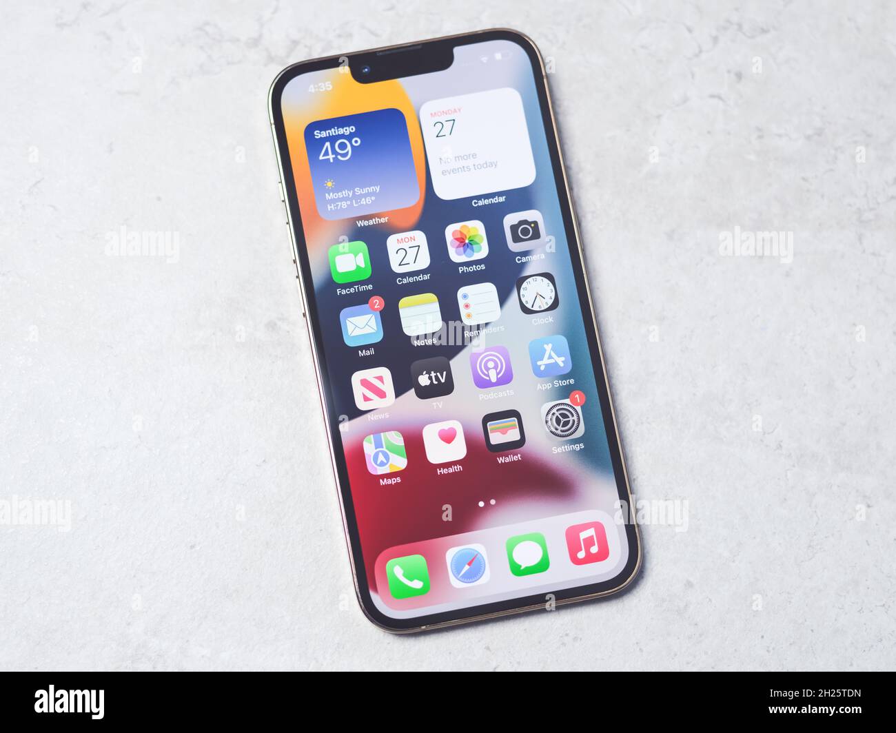 Iphone 13 screen hi-res stock photography and images - Alamy